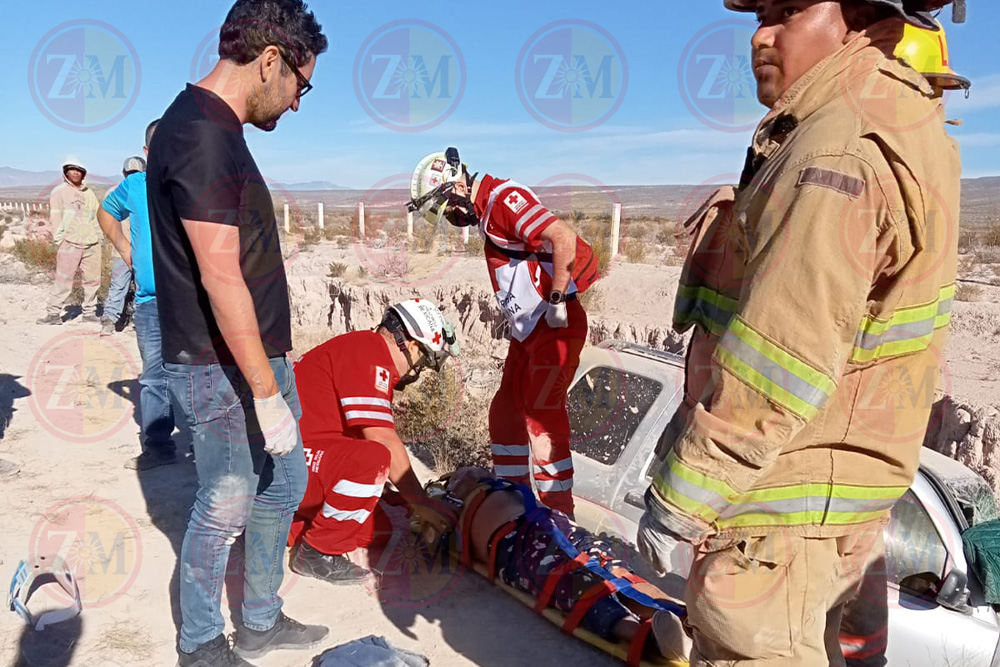 Tragedia prenavideña; Vuelca familia, muere uno (Video) - Zócalo