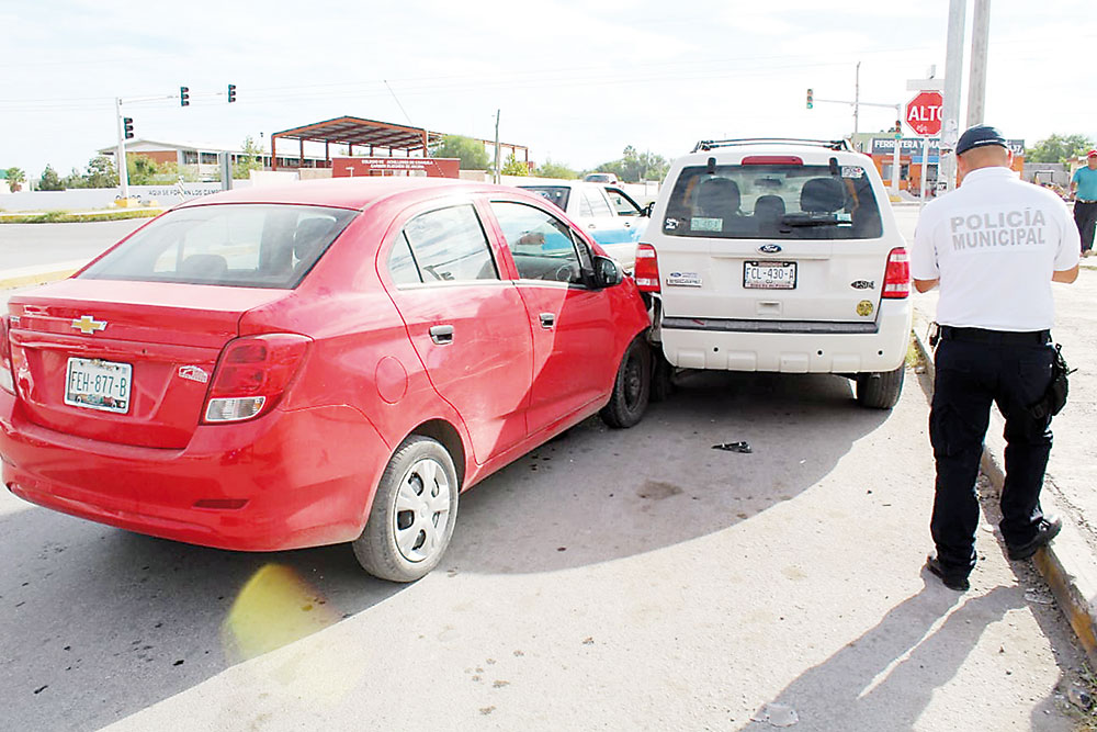 Colisiona ‘correlón’ con unidad estática - Zócalo