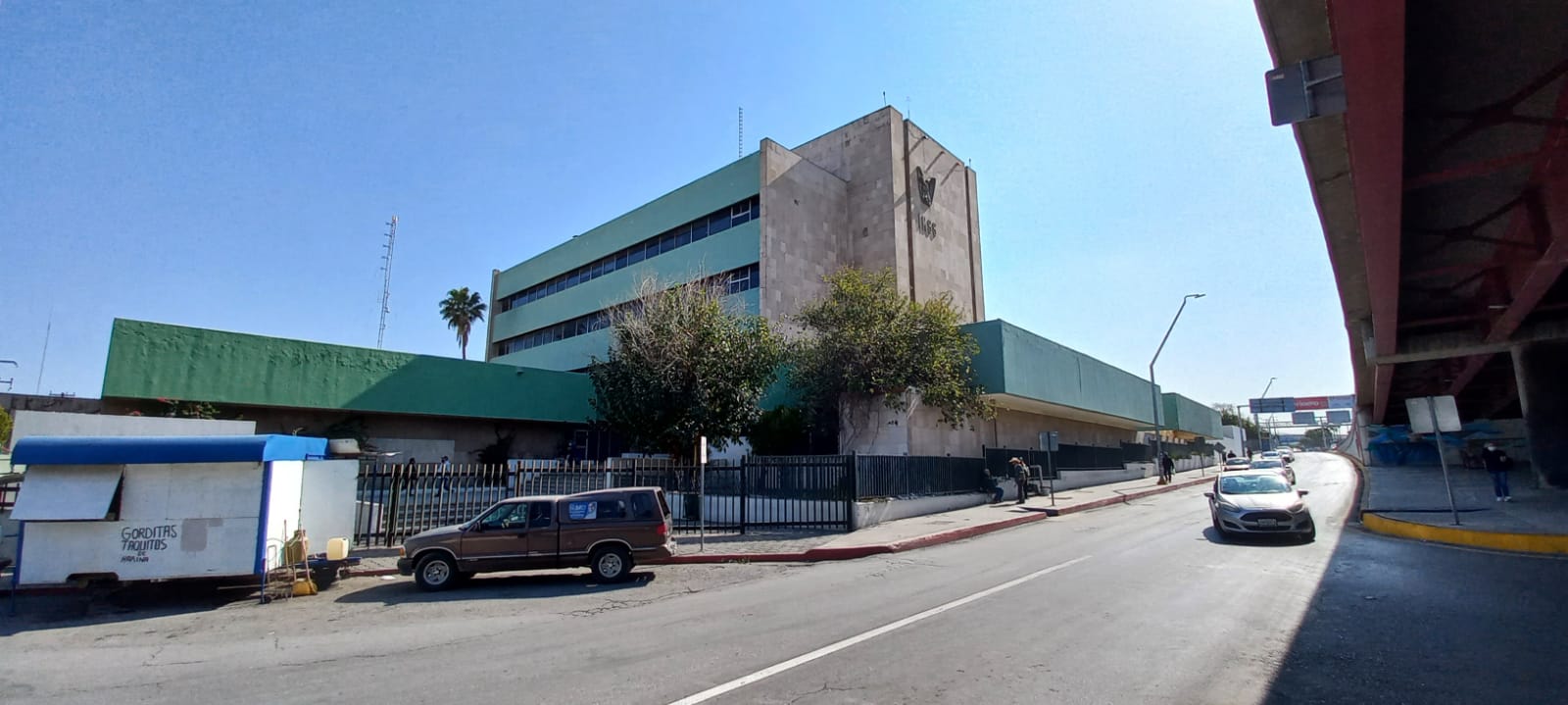 Entregan placa del 60 aniversario del IMSS - Zócalo