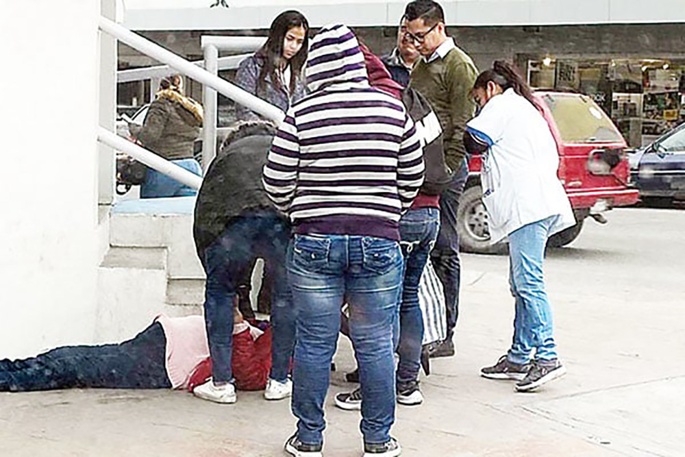 Se desmaya y no llega la ayuda - Zócalo