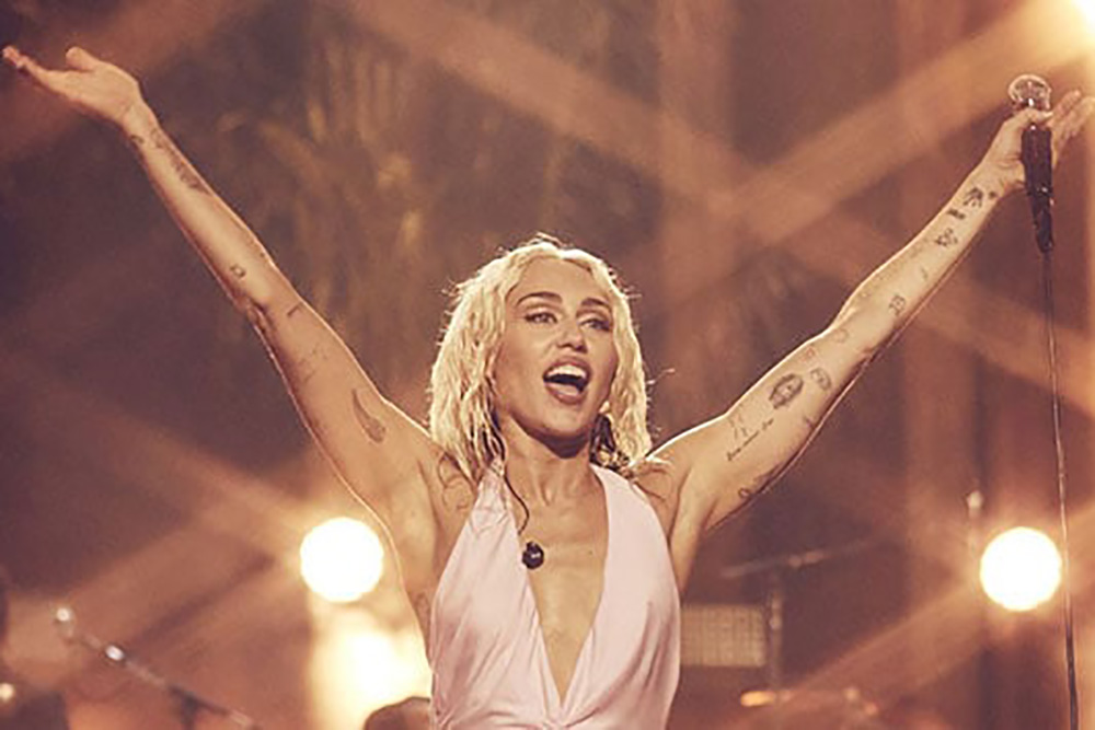 El mensaje de Miley Cyrus por San Valentín tras el éxito de Flowers ...