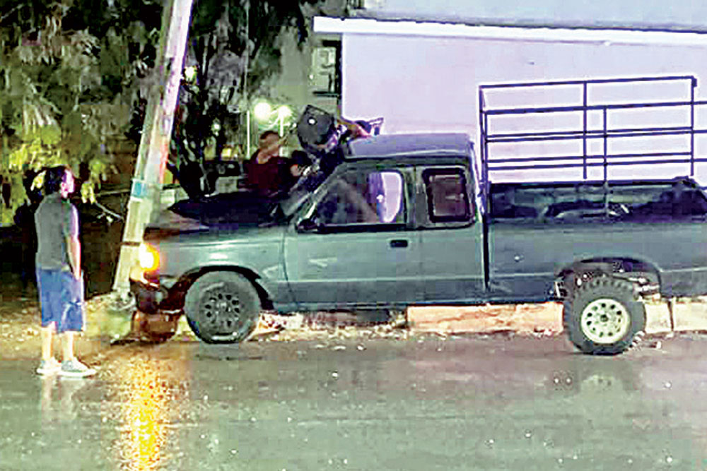 Se Queda Sin Frenos Y Choca Contra Un Poste Zócalo