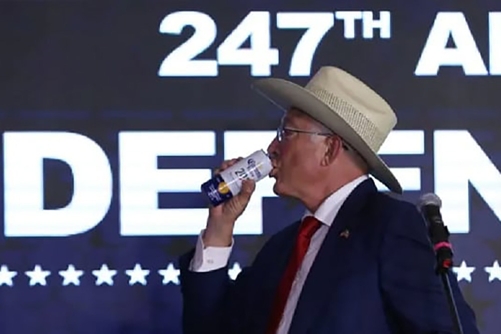 Con cerveza y tequila, embajador Ken Salazar celebra aniversario 247 de ...
