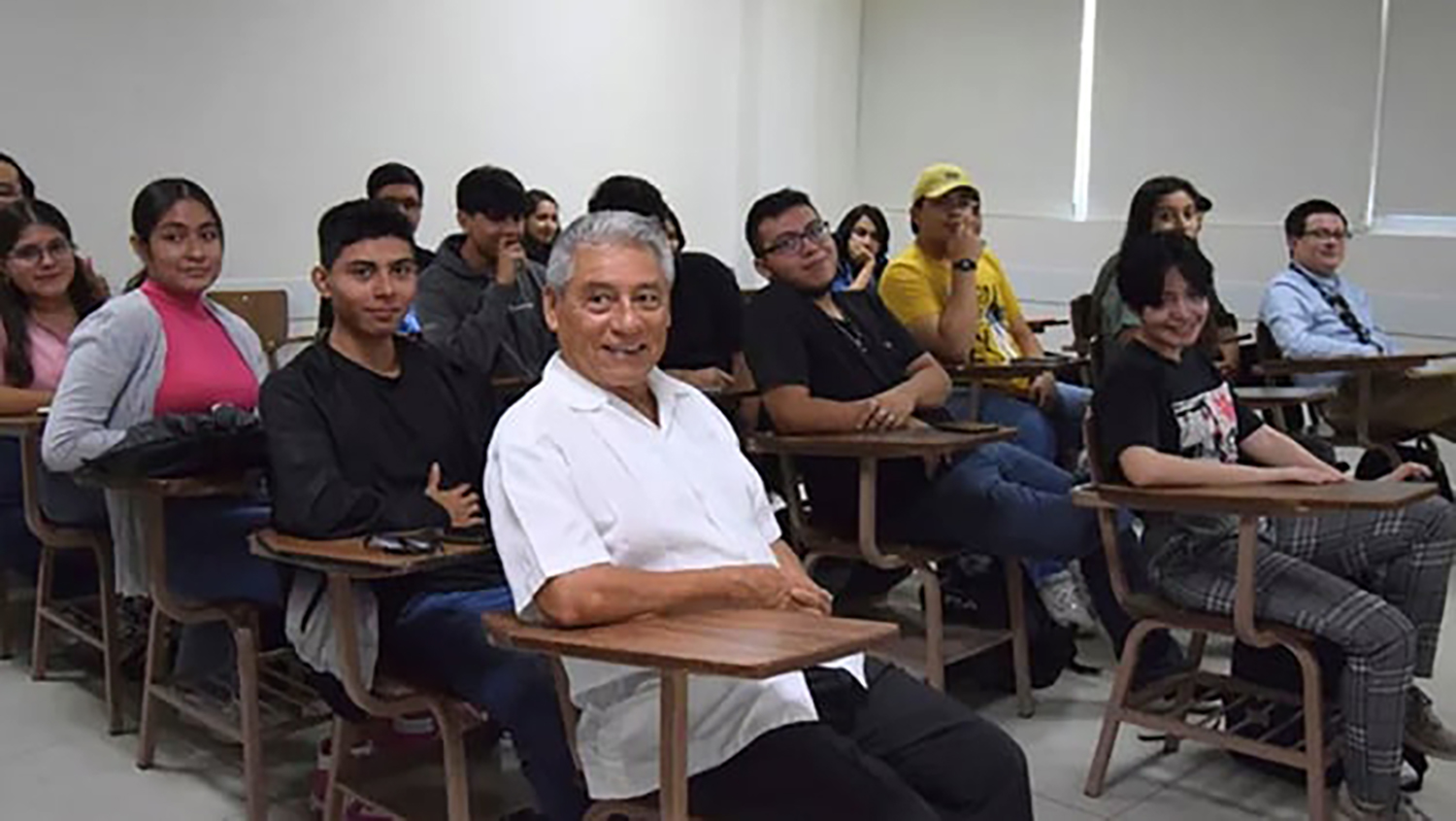A sus 69 años, don Andrés inicia la licenciatura en historia para ...