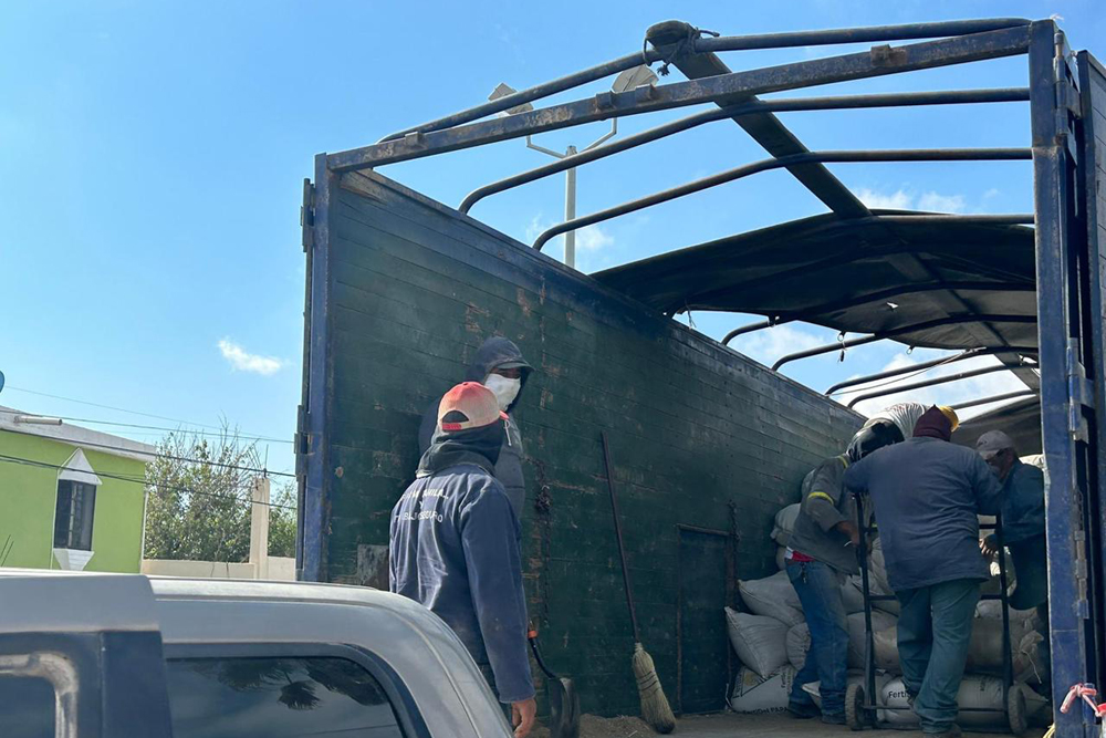 Distribuyen pollinaza para enfrentar efectos de la sequía - Zócalo