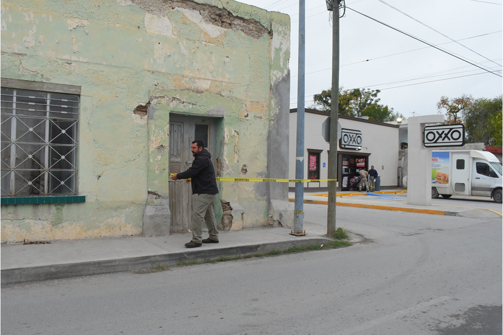 Acordonan casa por peligro de derrumbe - Zócalo