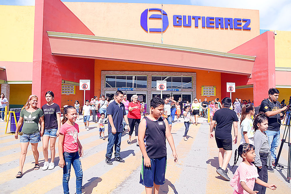 Festejan a los niños en Súper Gutiérrez - Zócalo