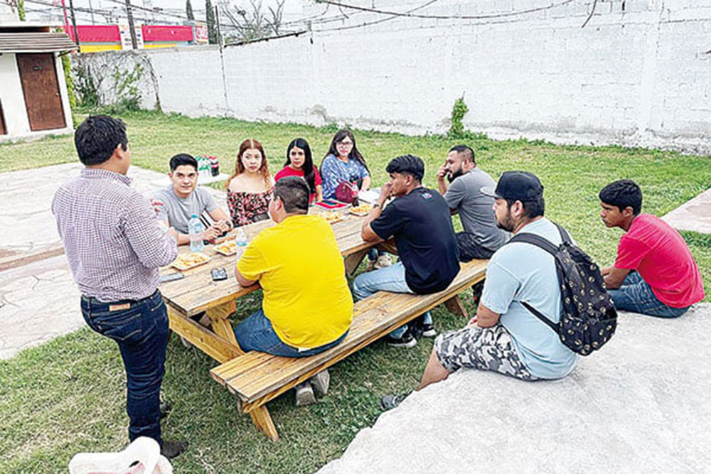 Asisten jóvenes de SB a club de inglés dominical - Zócalo
