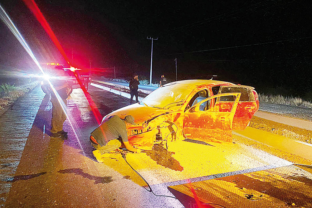 Destrozan auto en volcadura - Zócalo