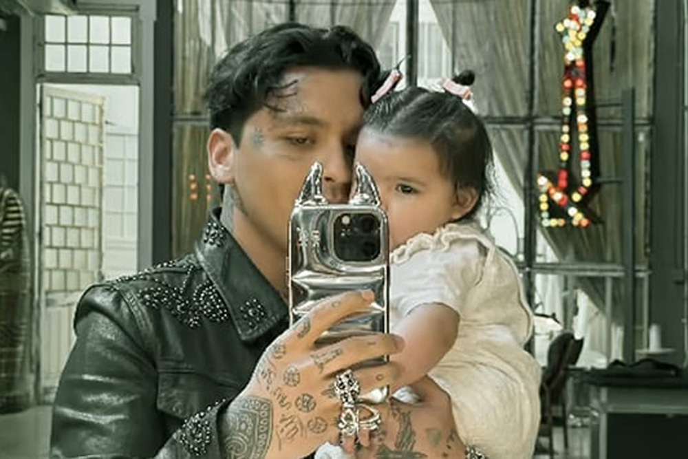Christian Nodal celebra el Día del Padre con fotos inéditas del ...