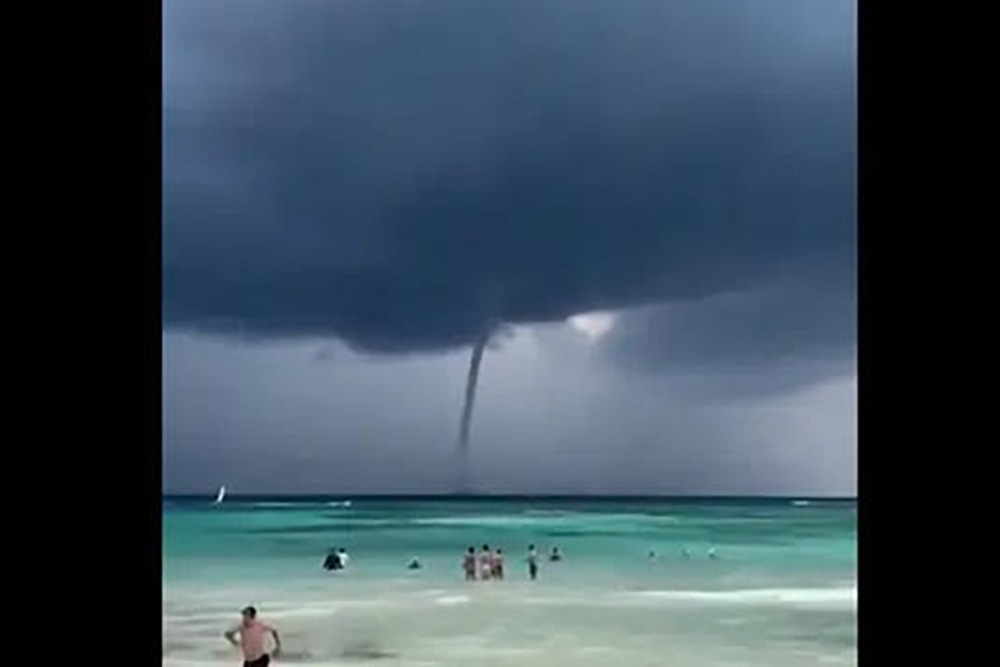 ¡Impresionante! Graban tromba marina desde playas de Tulum - Zócalo