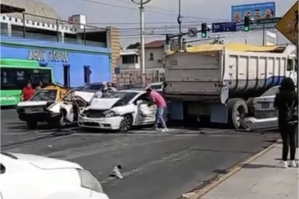 Camión Se Queda Sin Frenos E Impacta A Más De 10 Autos En Monterrey