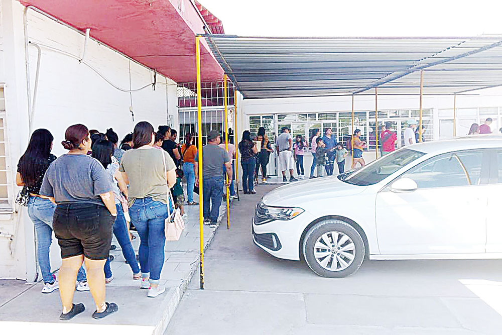 Largas filas, piden cambio de escuela - Zócalo