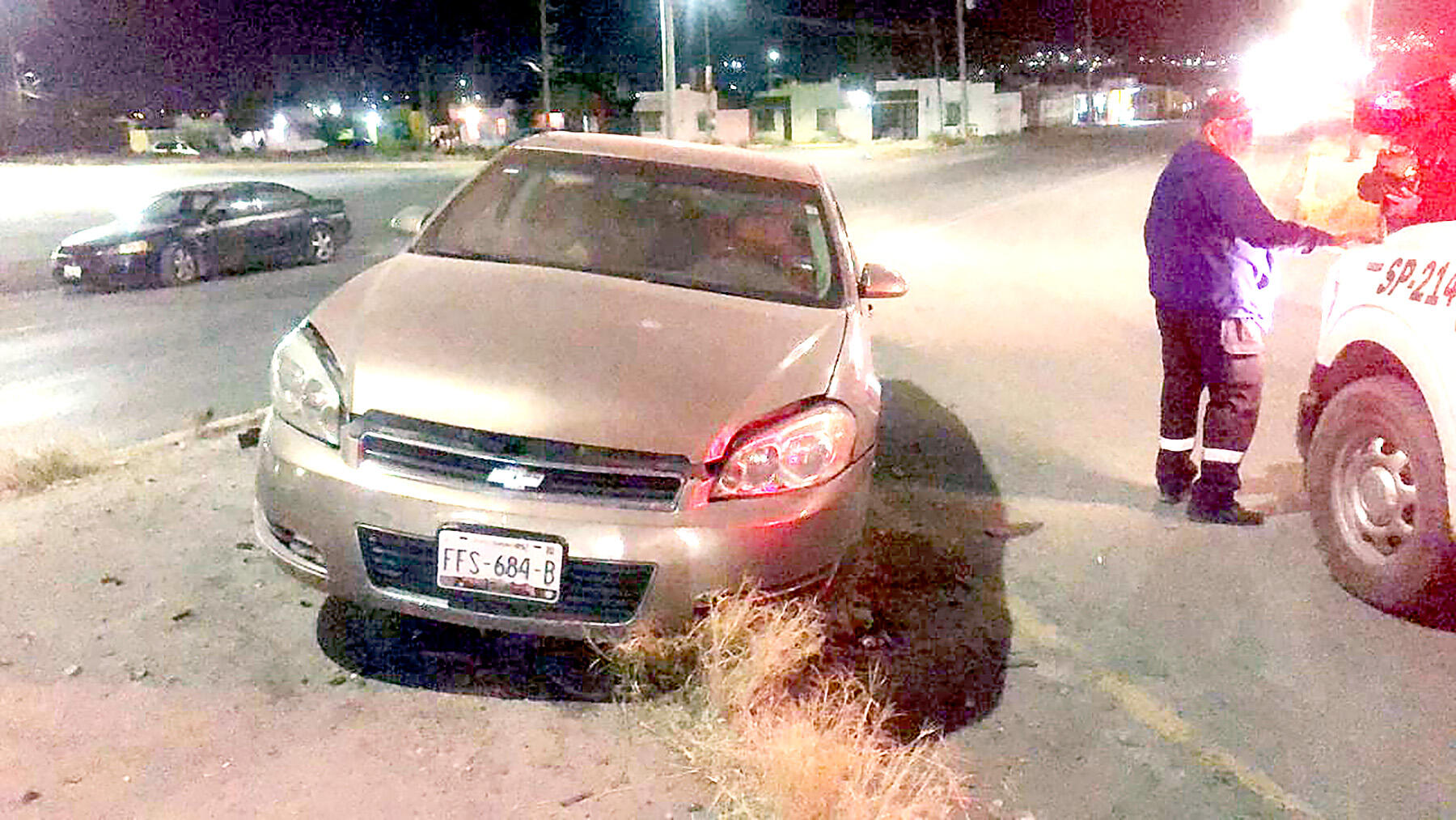 Trepa auto en camellón - Zócalo