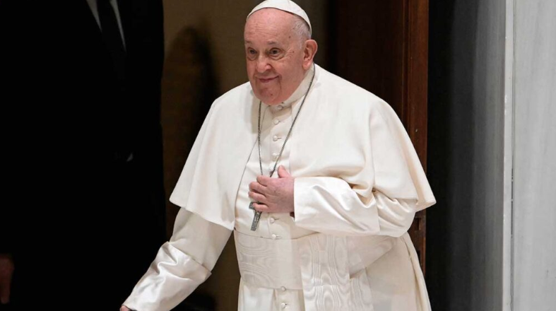 Papa Francisco se cae y sufre contusión en un brazo; no presenta ...