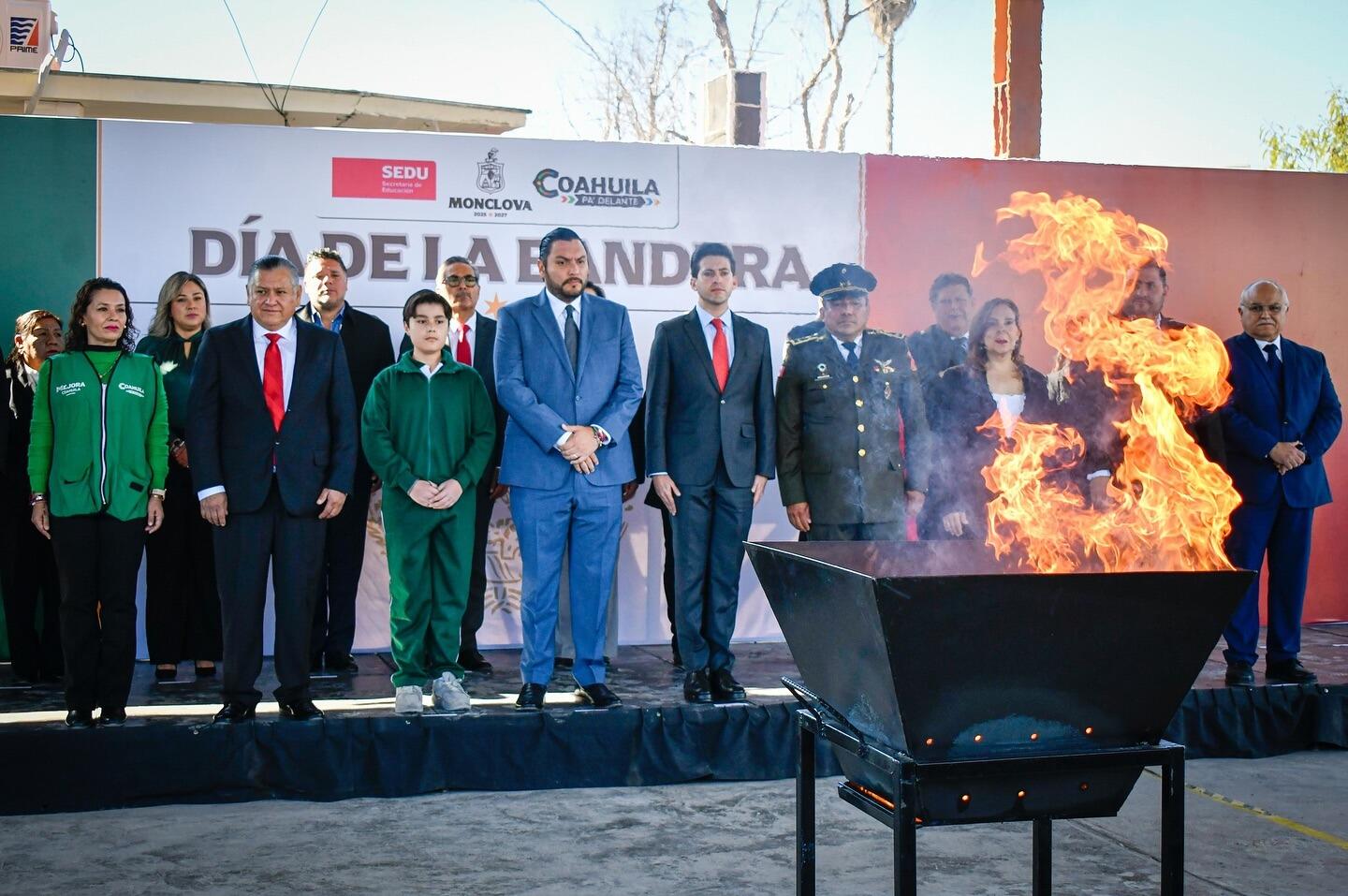 Encabeza Carlos Villarreal ceremonia de incineración de banderas - Zócalo