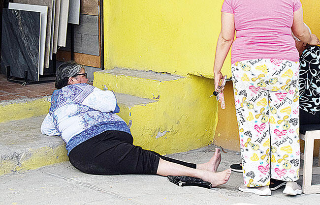 Resbala persona de la tercera edad en acera; se lesiona pierna - Zócalo