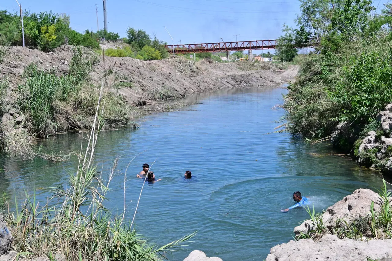 Desafían prohibición: Estudiantes convierten Río Monclova en balneario ...